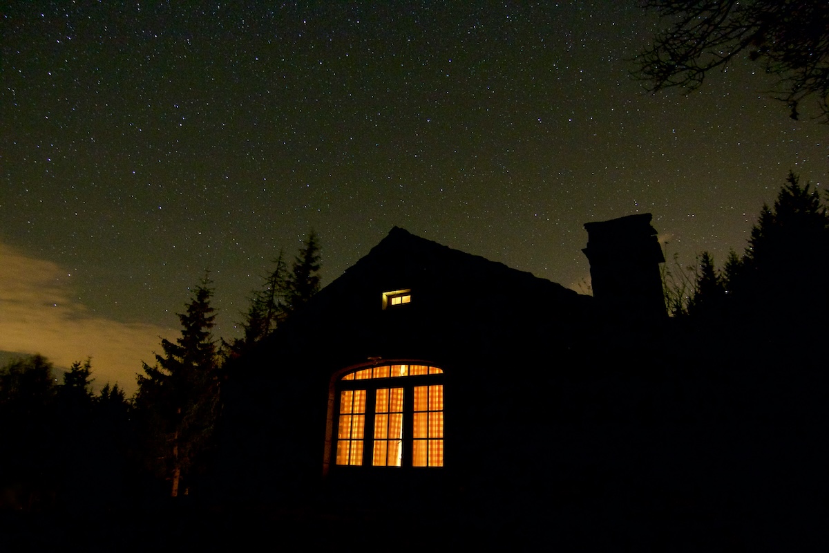 How Windows Elevate Your Home’s Nighttime Aesthetics